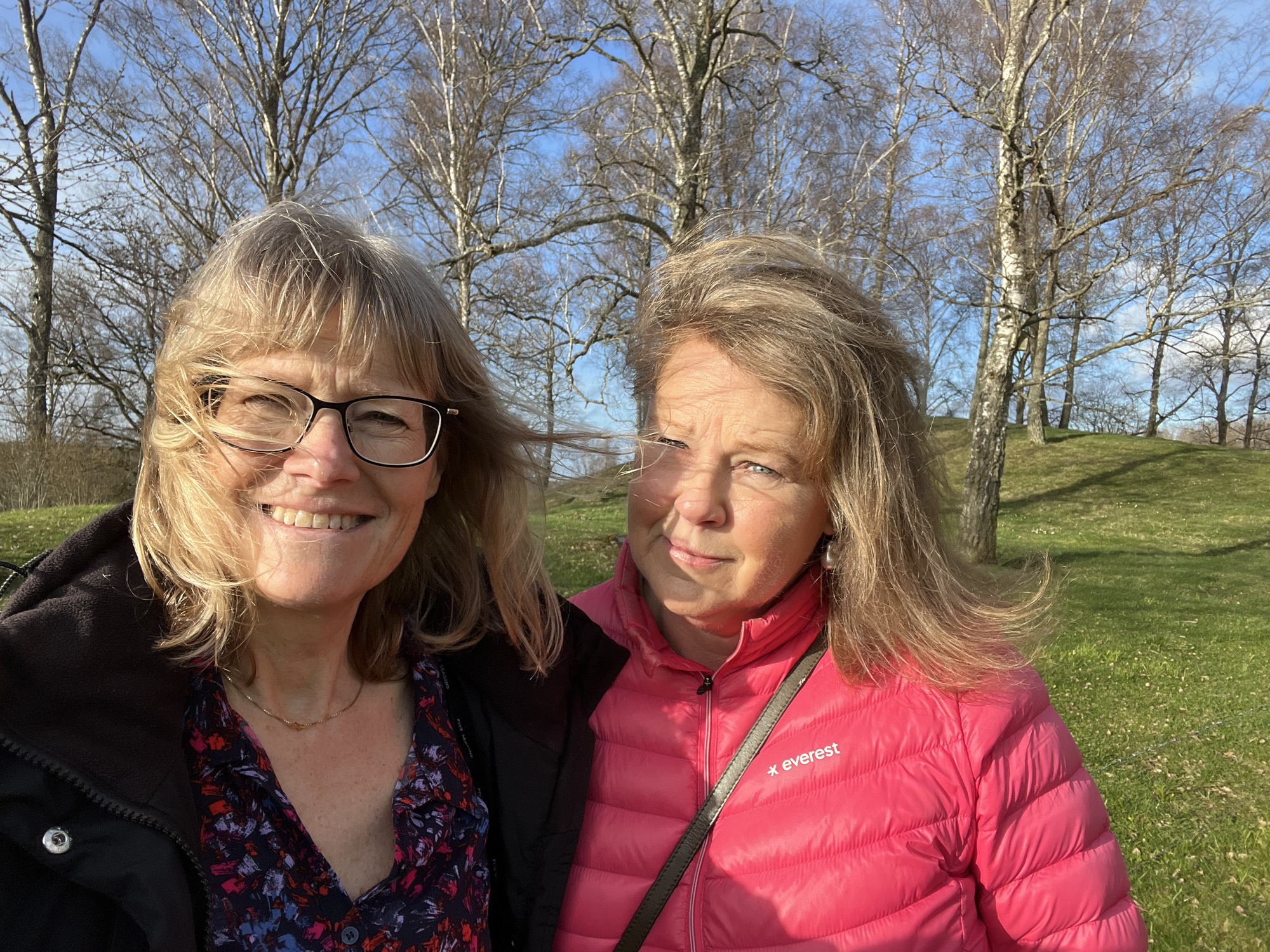 Helen och Helena – Förnöjsamhet och glädjesprång gör livet till en ...
