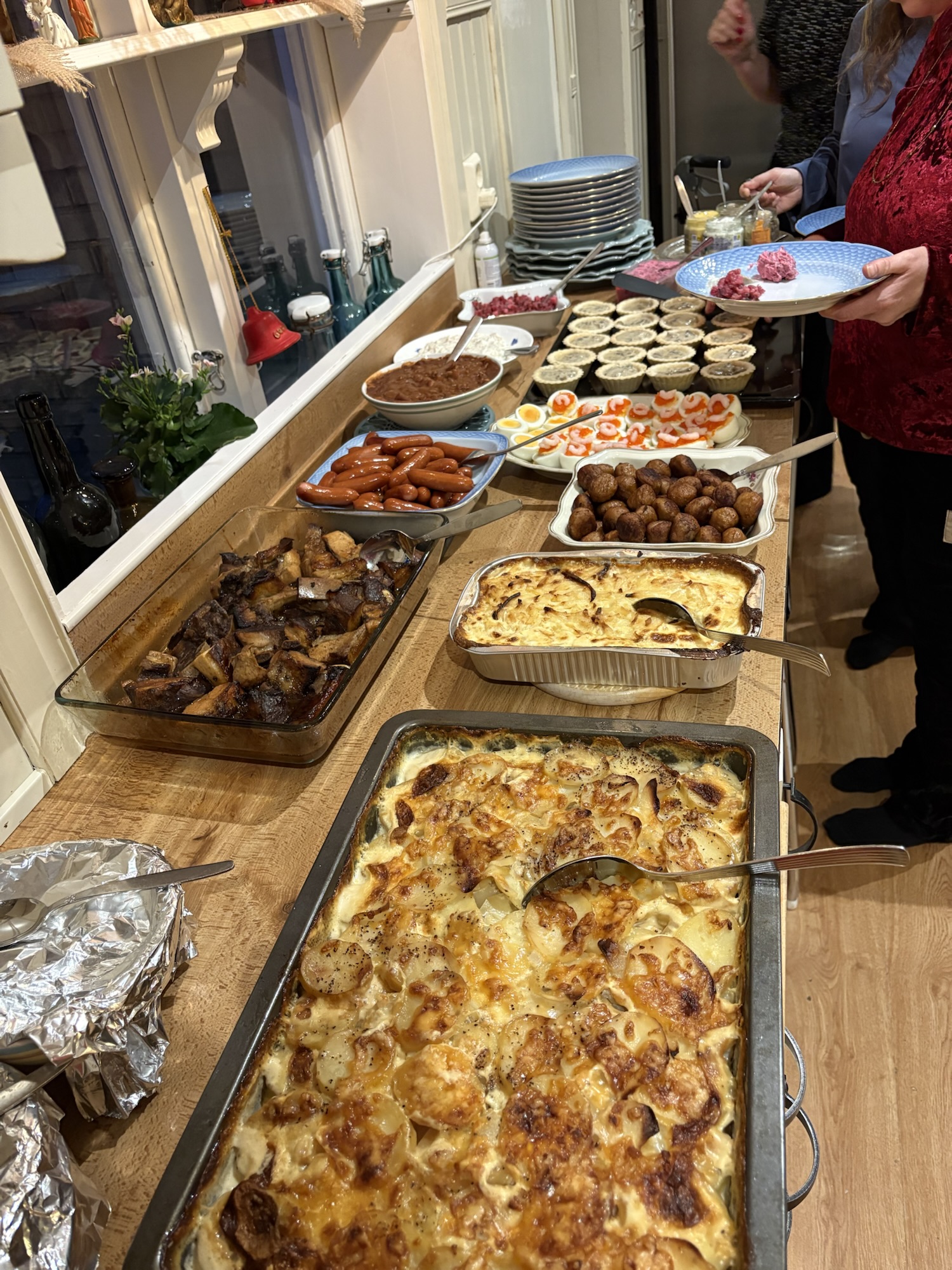Julfest med knytkalas – Förnöjsamhet och glädjesprång gör livet till en ...